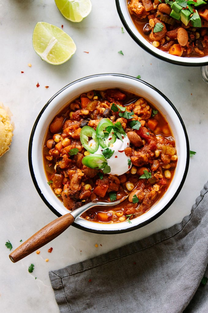Easy Vegetable Chili (Crockpot or Stovetop) - The Simple Veganista